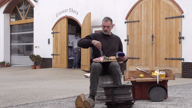 Chmel tu roste jen pár metrů od pivovaru. A tak je to v Oboře se vším ...