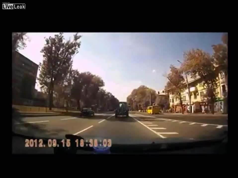 Traktoru upadne kolo za jízdy | Stream