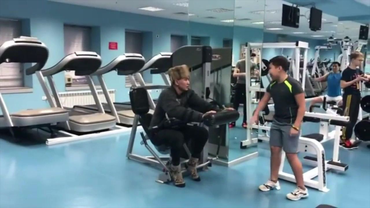 Nejvhodnější oděv pro první návštěvu posilovny podle nadšeného Kazacha ...