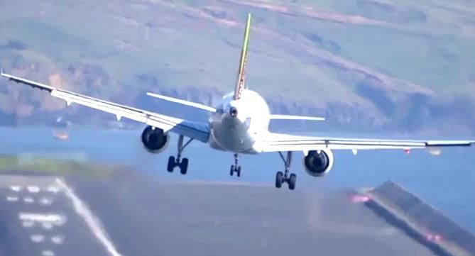 Letiště Madeira: Turbulence a krátká dráha se srázem. Pro piloty jedno ...