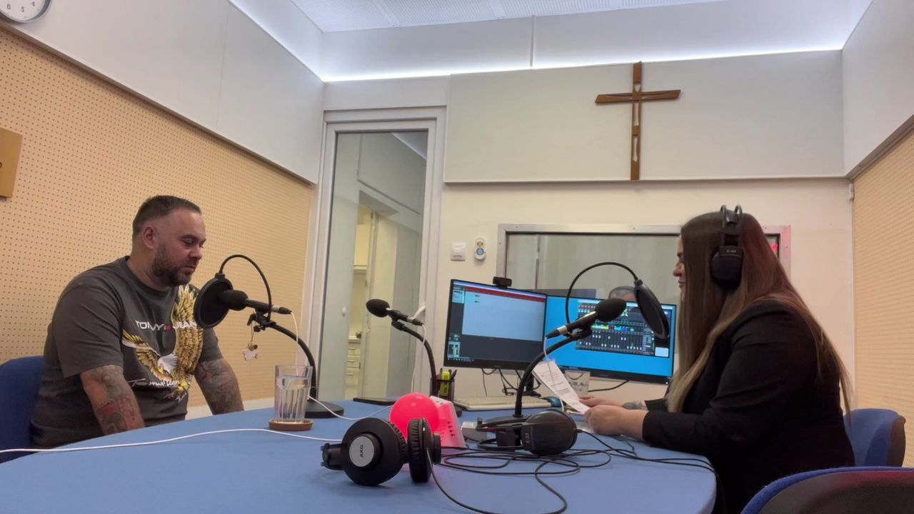 Pop-artový malíř Josef Rataj o životě s násilím a depresí | Stream