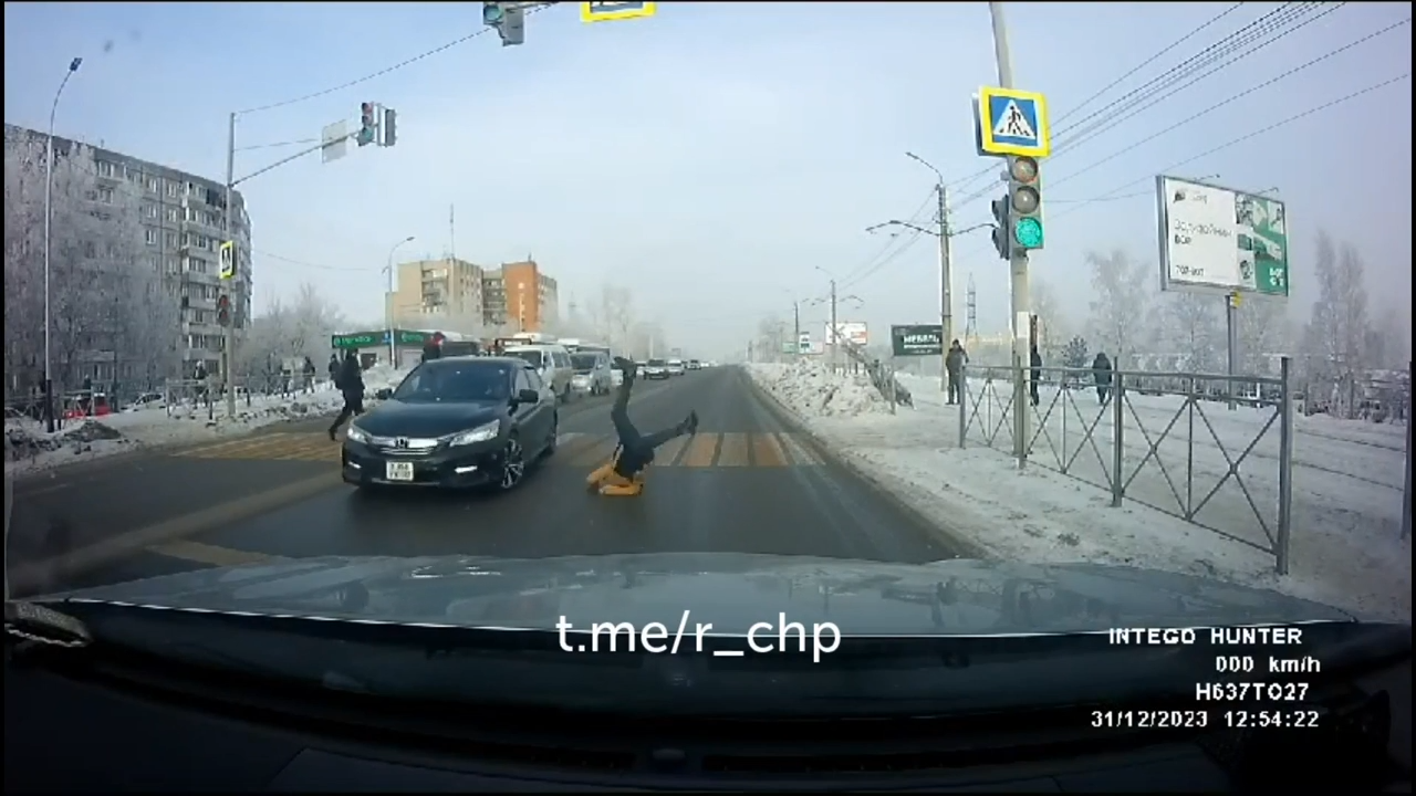 Silniční pirát srazil v Rusku chodce na přechodu, potom mu nabízel ...