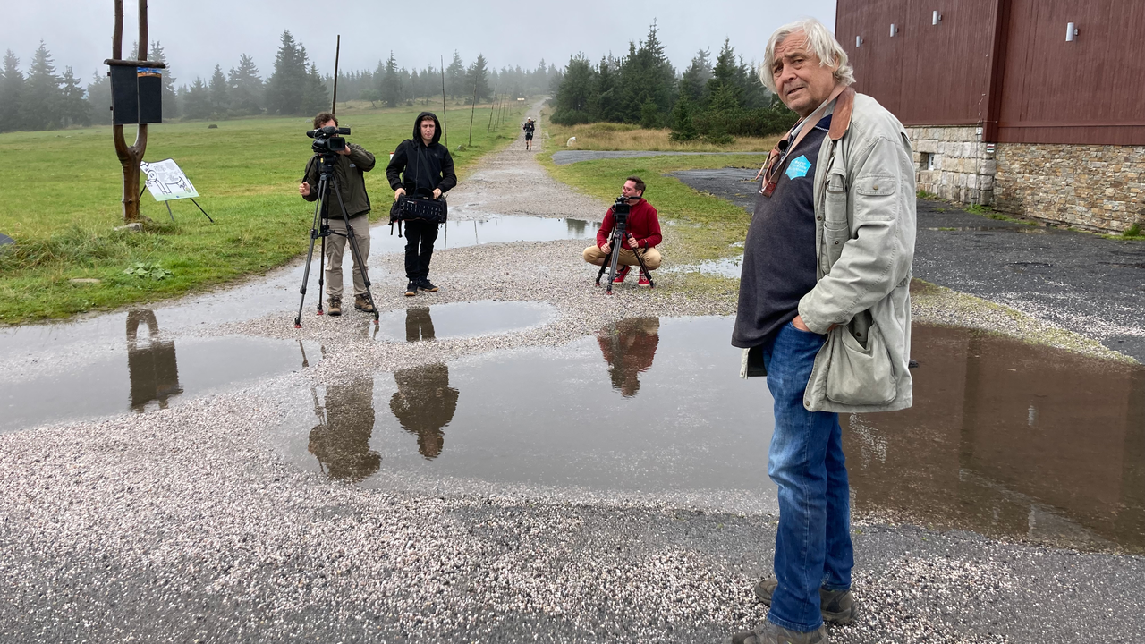 „Tady mě svázali do kozelce a pověsili na skobu,“ ukazuje herec Zdeněk ...
