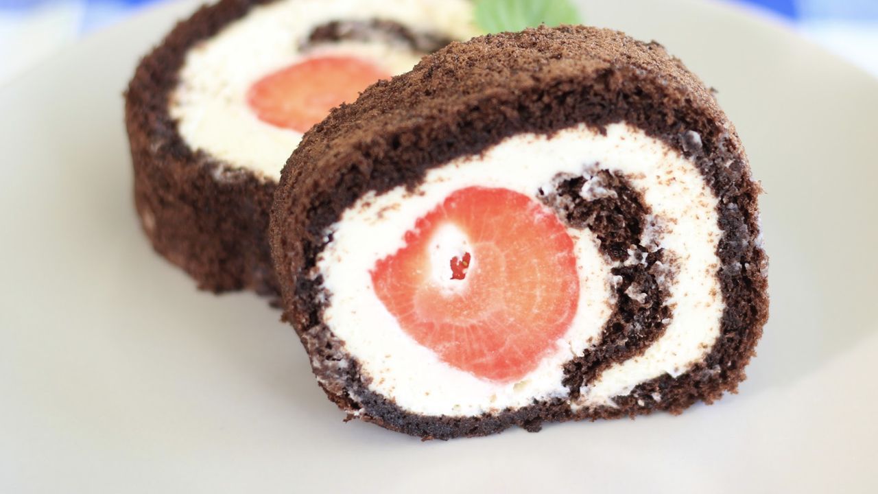 Bezlepková osvěžující roláda s mascarpone a jahodami | Stream