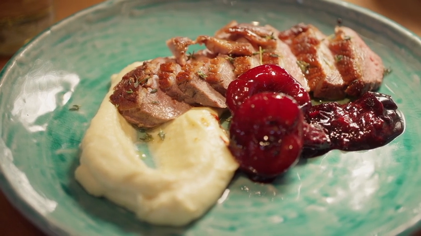 Kachní prso se zauzenou kaší, ovoněné flambovanými švestkami. To jsou ...