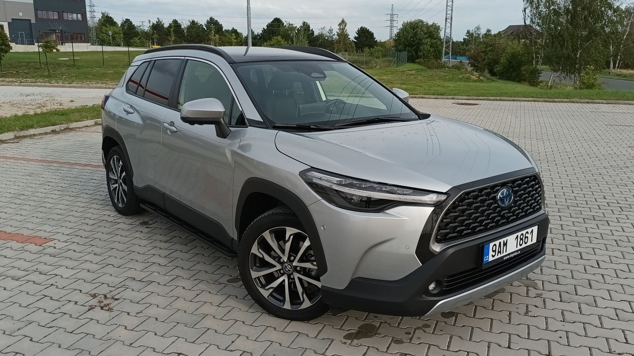 Toyota Corolla Cross: Nové rodinné SUV, které dělá radost i štve ...