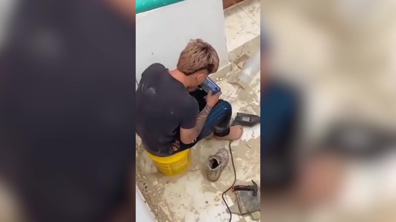 Zaměstnanec roku. Dělník předstíral, že pracuje a hrál na mobilu, šéf ...