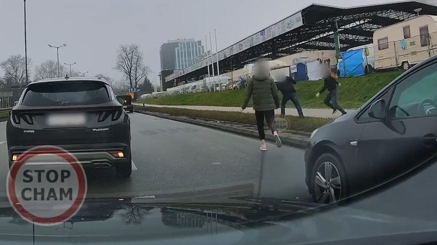 Pijan se projížděl po hlavním městě, ostatní řidiči se ho rozhodli ...